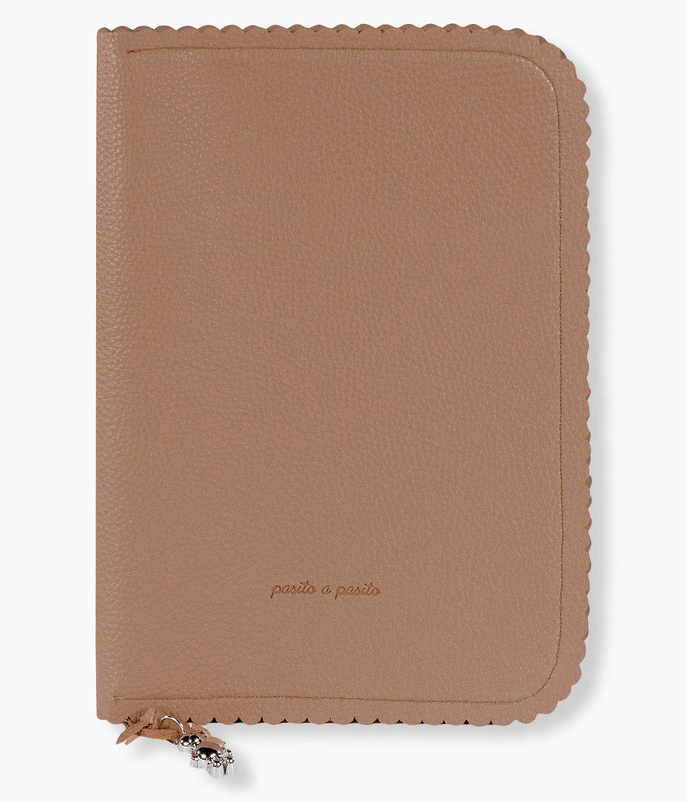 Pasito a Pasito Porta Documentos Icon Caramel | Moon Baby Shop